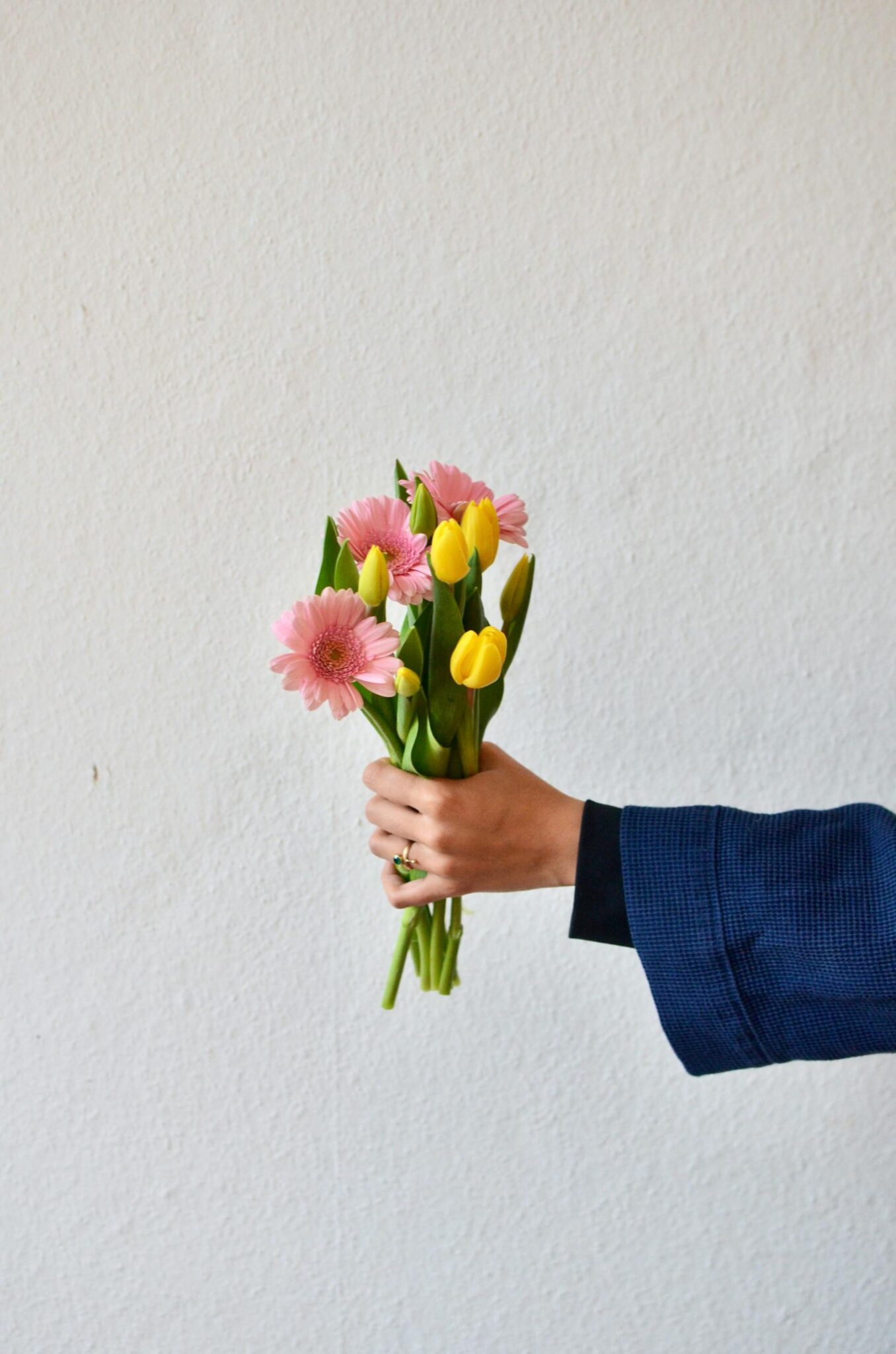 10 Flowers You Can Gift on International Women’s Day | Meaningful ...
